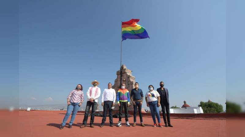 Colocan en Palacio Municipal, bandera multicolor LGBTTT