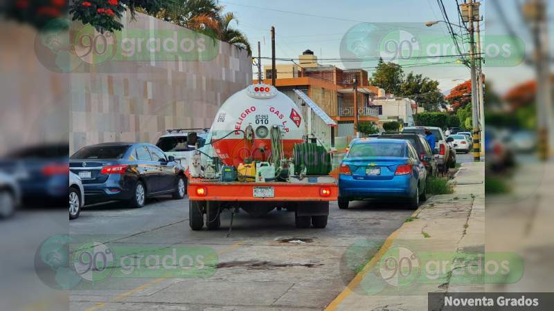 Fuga en pipa de gas LP moviliza cuerpos de emergencia y Tránsito Municipal en Zamora, Michoacán