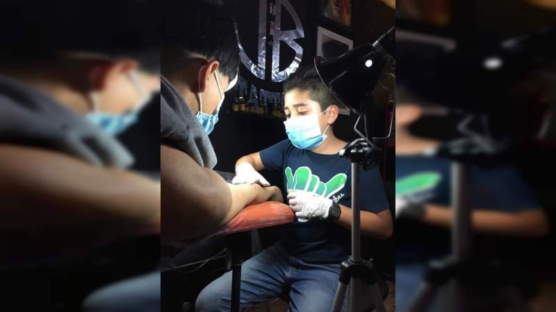 Brandon Burgos, es un niño tatuador de 11 años originario de Puebla