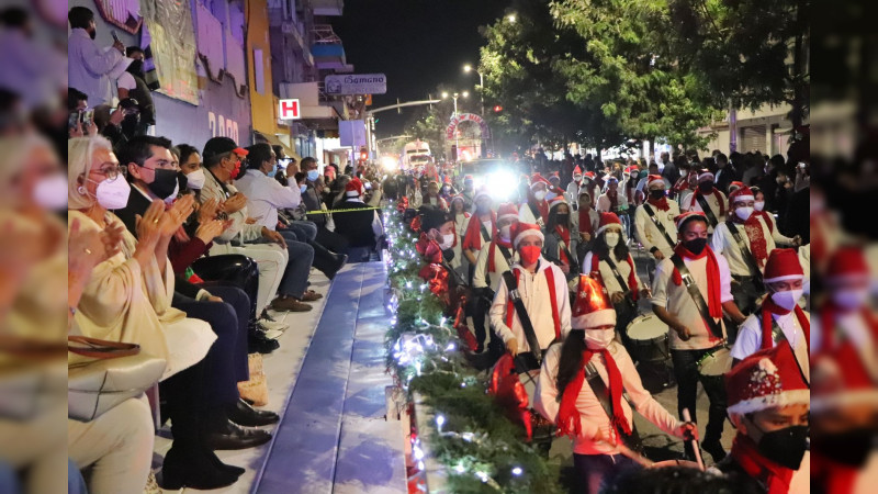 Realizan desfile navideño en Zitácuaro, Michoacán Realizan desfile navideño en Zitácuaro, Michoacán