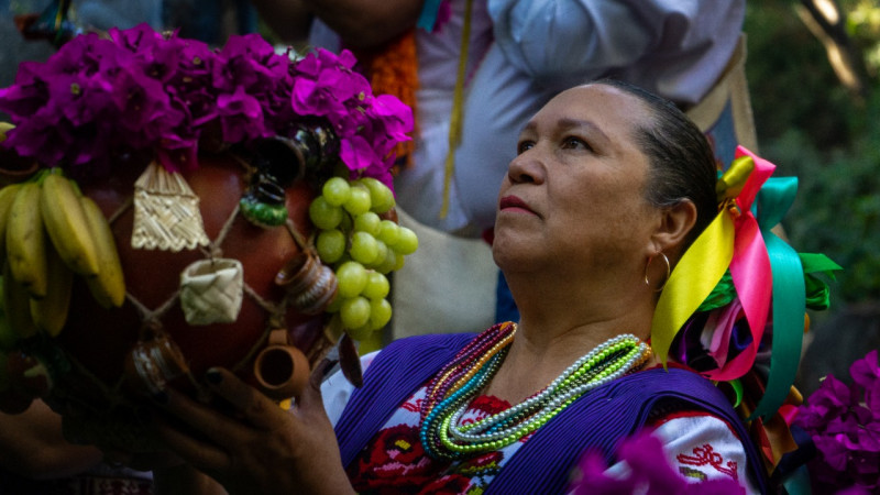 Ritual y Desfile de Aguadoras llena de color las calles de Uruapan Ritual y Desfile de Aguadoras llena de color las calles de Uruapan
