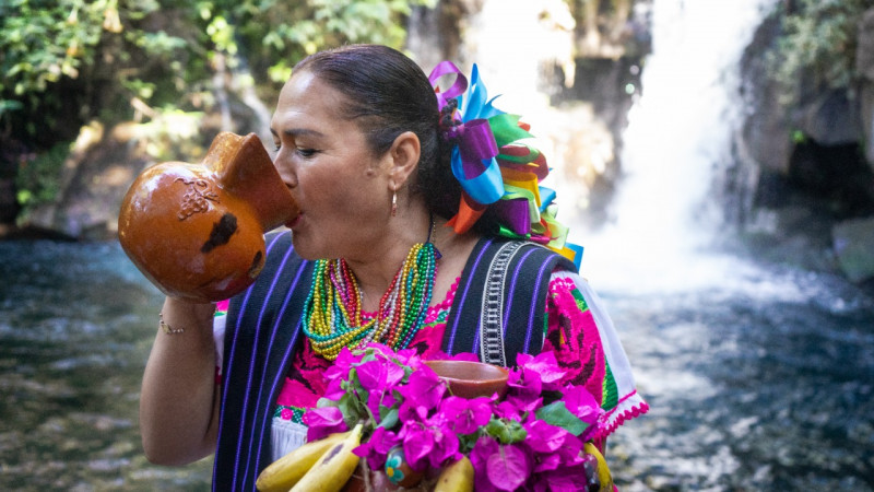 Ritual y Desfile de Aguadoras llena de color las calles de Uruapan Ritual y Desfile de Aguadoras llena de color las calles de Uruapan
