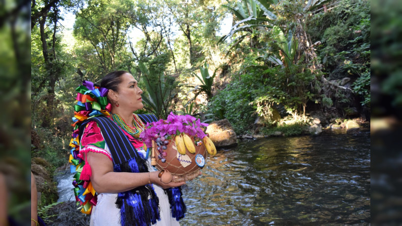 Ritual y Desfile de Aguadoras llena de color las calles de Uruapan Ritual y Desfile de Aguadoras llena de color las calles de Uruapan