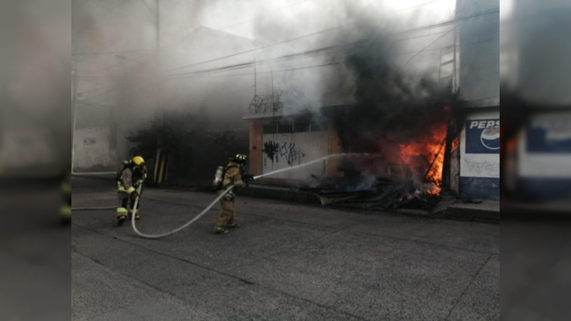 Bomberos de Morelia controlan incendio en casa habitación; solo hubo daños materiales