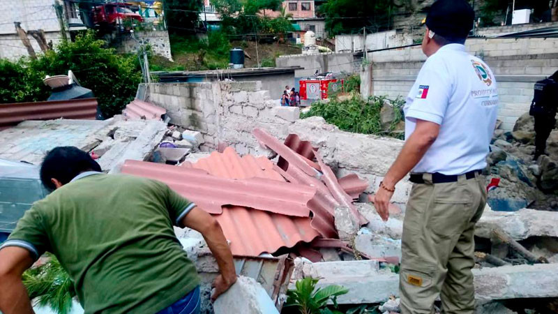 Derrumbe en cerro de Cuernavaca deja varias personas atrapadas