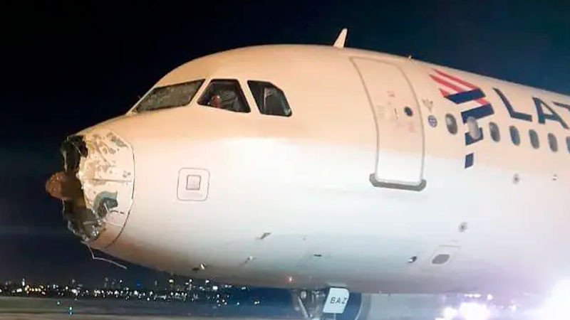 Avión aterriza de emergencia en Paraguay, llegó con parabrisas roto ...