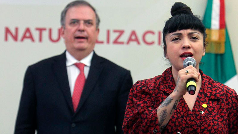 Mon Laferte ya es mexicana; Ebrard le entrega su carta de naturalización
