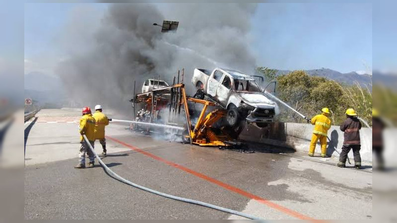 Se incendia tráiler nodriza en la Autopista Siglo XXI