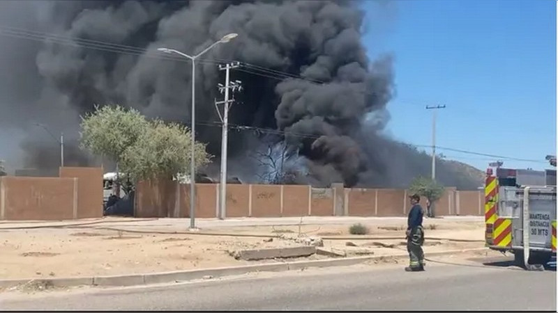 Pipa con combustible arde en llamas, en Hermosillo, Sonora