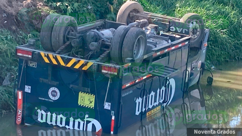 Cae camión a un canal de aguas negras en Ejido Modelo, en Querétaro