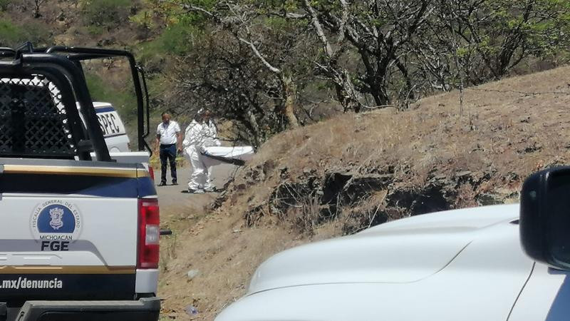 Hallan dos cuerpos sin vida con huellas de violencia en la carretera Morelia-Charo