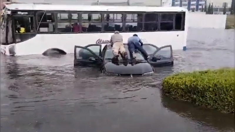 Lluvia torrencial deja inundaciones y árboles caídos en Naucalpan y Metepec
