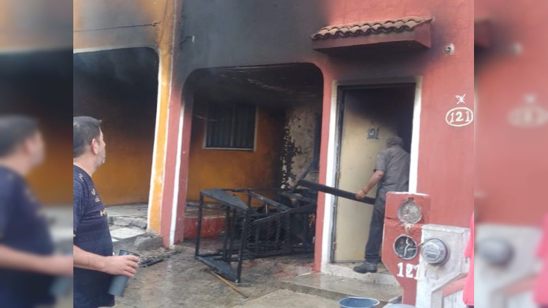 Bomberos de Tarímbaro controlan incendio en casa habitación con pérdida de vida canina