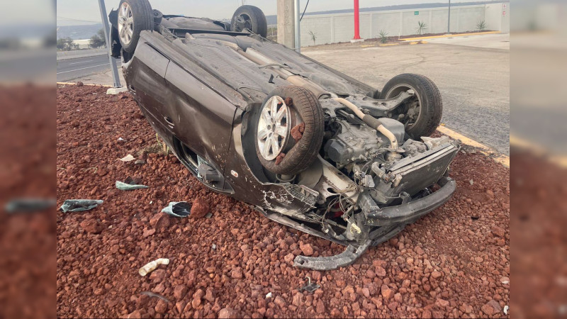 Aparatosa Volcadura De Un Automóvil En La Carretera Libre A Celaya
