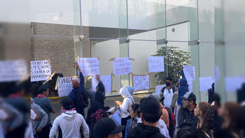 ONOEM se manifiesta afuera de la reunión de Claudia Sheinbaum
