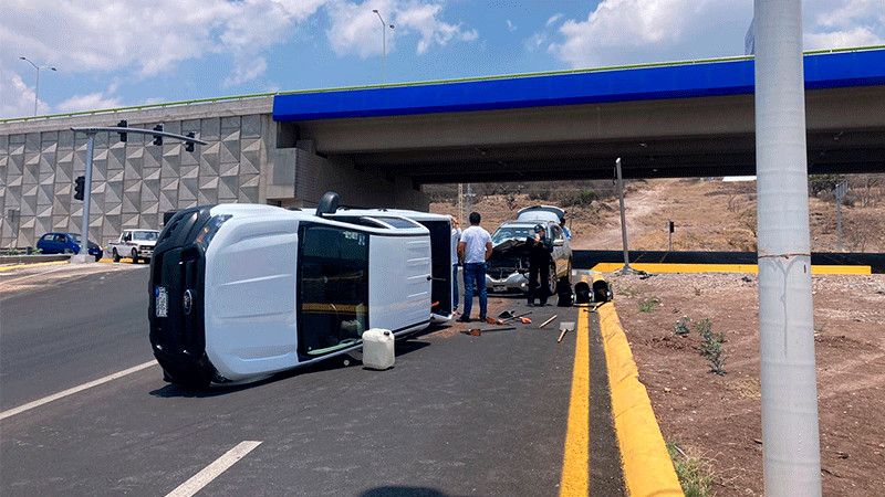 Se registra choque y volcadura en el Fray Junípero Serra en Querétaro