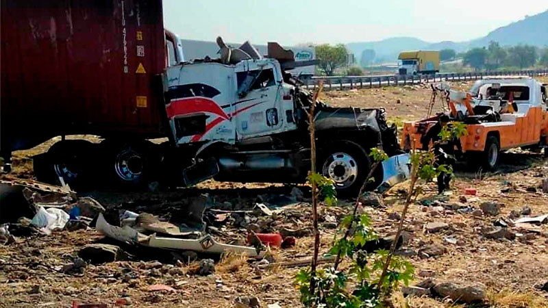 Vuelca tráiler en el entronque de la Morelia-Pátzcuaro y México-Guadalajara