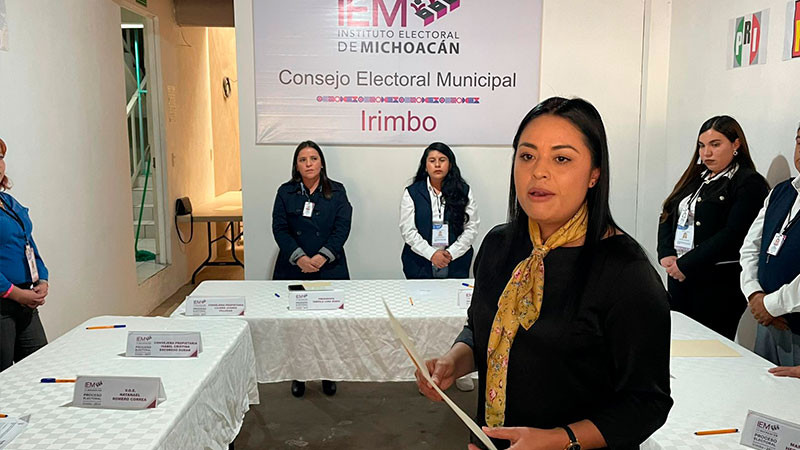 Recibe Azucena Ruíz su constancia de mayoría como edil de Irimbo, Michoacán