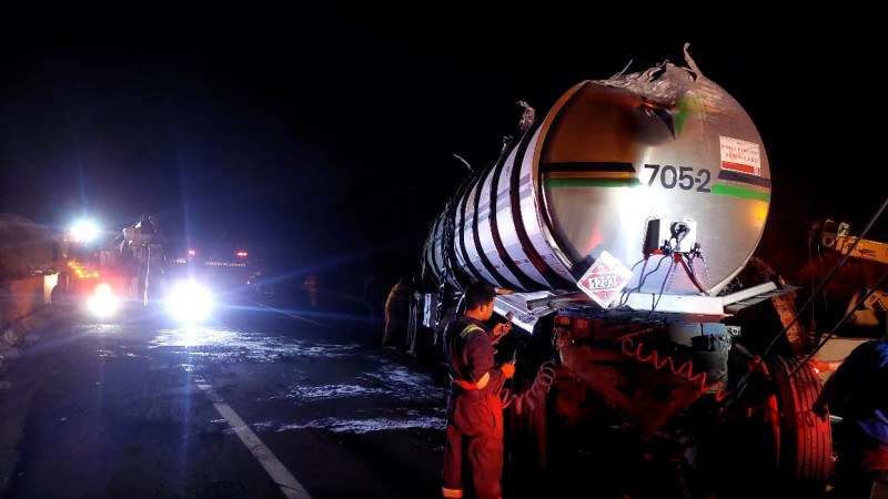 Tras volcadura de pipa en la Siglo XXI, queda liberada la rúa