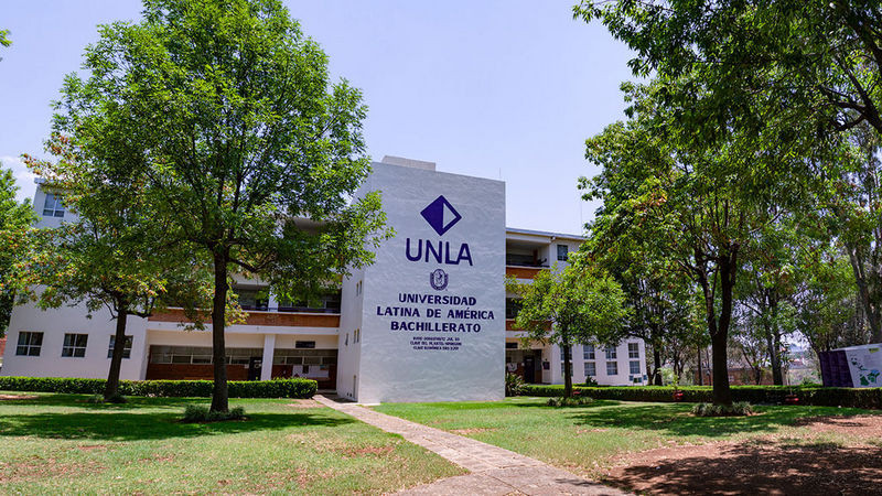 Padre de familia ingresa armado a preparatoria UNLA Morelia para ...