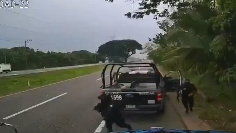 Video exhibe presunto abuso policial contra chofer de grúa en Tabasco