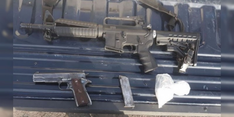 Detienen a dos mujeres con armas y droga en Apatzingán
