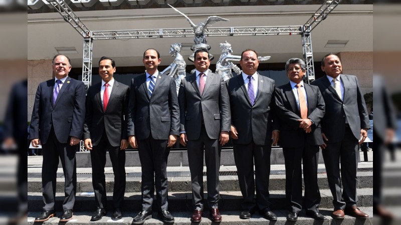 Develan escultura del monumental tintero plateado de la Cámara de Diputados