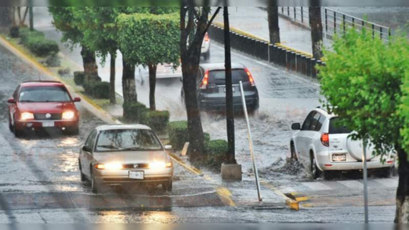 Se inunda la salida a Quiroga en Morelia