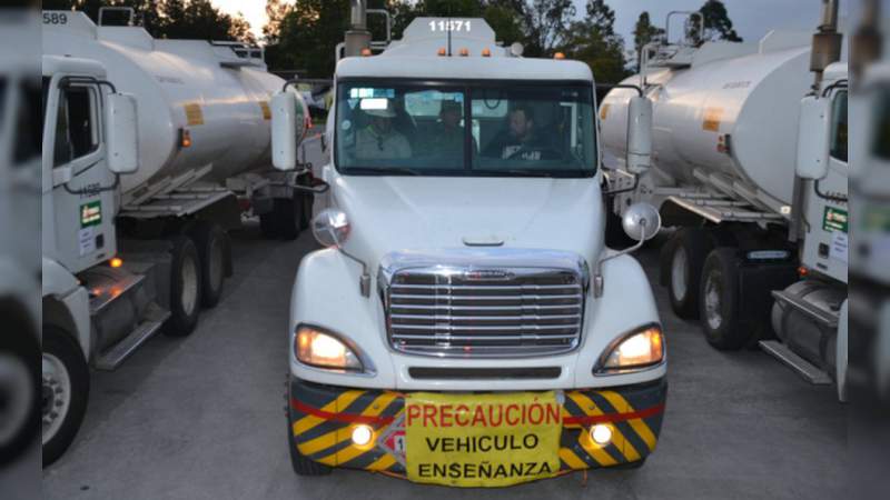 Choferes de nuevas pipas de Pemex reciben instrucción militar