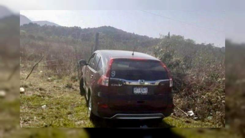 Hallan cadáver dentro de una camioneta en Tangamandapio, Michoacán